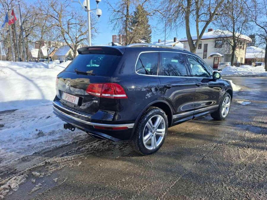 Black Volkswagen Touareg 2015 in Siauliai, with an engine capacity of 3.60 L and mileage of 225 thousand km for 13500 €, photo 8 on AUTOMOTO.COM.LV