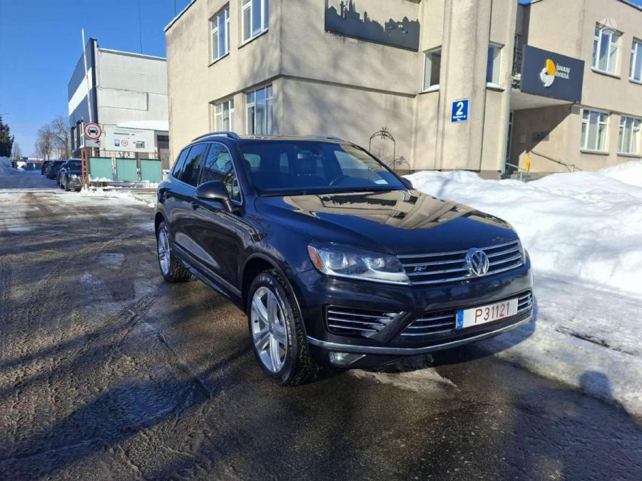 Black Volkswagen Touareg 2015 in Siauliai, with an engine capacity of 3.60 L and mileage of 225 thousand km for 13500 €, photo 10 on AUTOMOTO.COM.LV