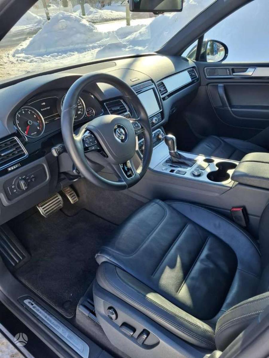 Black Volkswagen Touareg 2015 in Siauliai, with an engine capacity of 3.60 L and mileage of 225 thousand km for 13500 €, photo 12 on AUTOMOTO.COM.LV