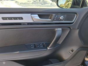 Black Volkswagen Touareg 2015 in Siauliai, with an engine capacity of 3.60 L and mileage of 225 thousand km for 13500 €, photo 19 on AUTOMOTO.COM.LV