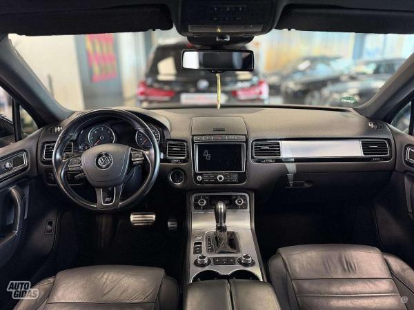 Melns Volkswagen Touareg 2015 Klaipėda, ar dzinēja tilpumu 4.10 L un nobraukumu 311 tūkst. km par 17950 €, foto 7 vietnē AUTOMOTO.COM.LV