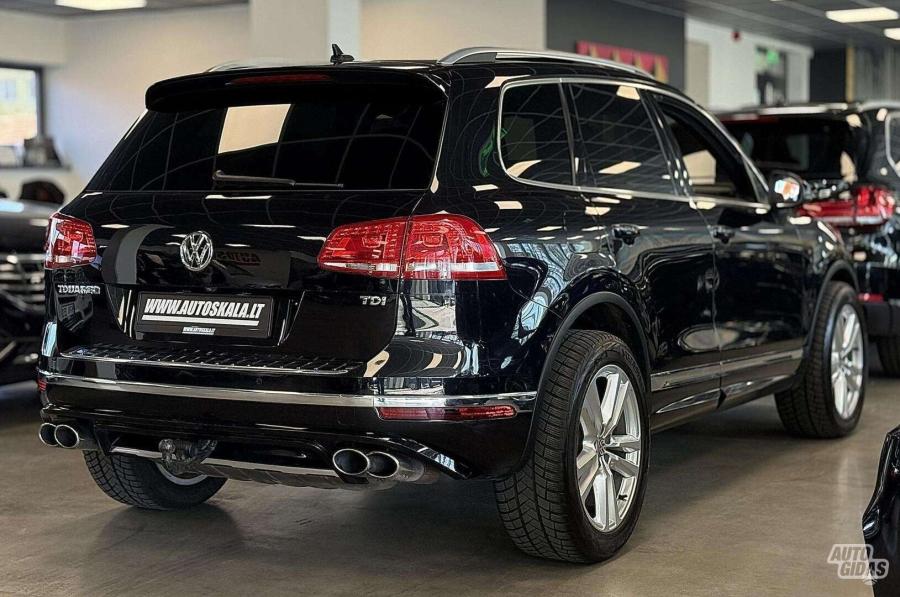 Black Volkswagen Touareg 2015 in Klaipeda, with an engine capacity of 4.10 L and mileage of 311 thousand km for 17950 €, photo 12 on AUTOMOTO.COM.LV