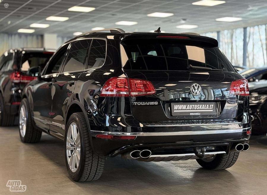 Black Volkswagen Touareg 2015 in Klaipeda, with an engine capacity of 4.10 L and mileage of 311 thousand km for 17950 €, photo 13 on AUTOMOTO.COM.LV