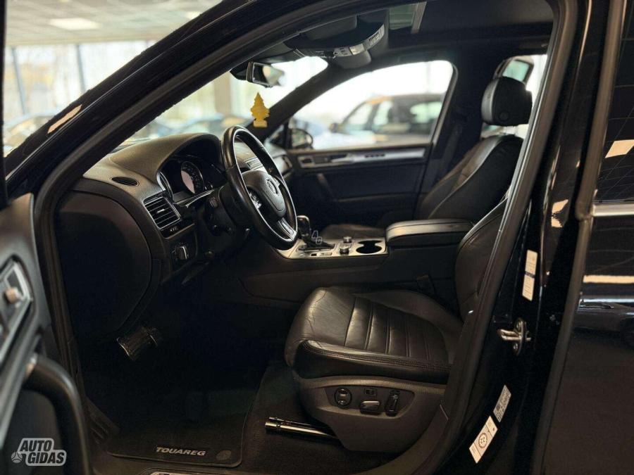 Black Volkswagen Touareg 2015 in Klaipeda, with an engine capacity of 4.10 L and mileage of 311 thousand km for 17950 €, photo 19 on AUTOMOTO.COM.LV