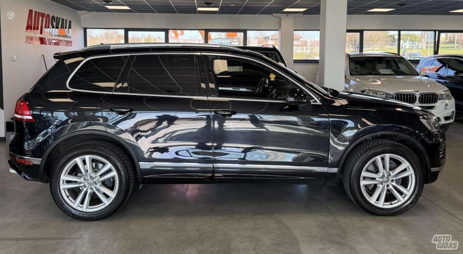 Black Volkswagen Touareg 2015 in Klaipeda, with an engine capacity of 4.10 L and mileage of 311 thousand km for 17950 €, photo 28 on AUTOMOTO.COM.LV