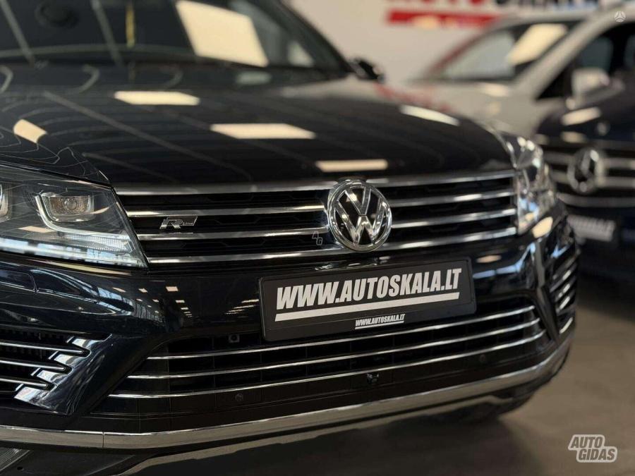 Black Volkswagen Touareg 2015 in Klaipeda, with an engine capacity of 4.10 L and mileage of 311 thousand km for 17950 €, photo 29 on AUTOMOTO.COM.LV