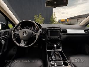 Black Volkswagen Touareg 2015 in Tallinn, with an engine capacity of 3.00 L and mileage of 295 thousand km for 13500 €, photo 6 on AUTOMOTO.COM.LV