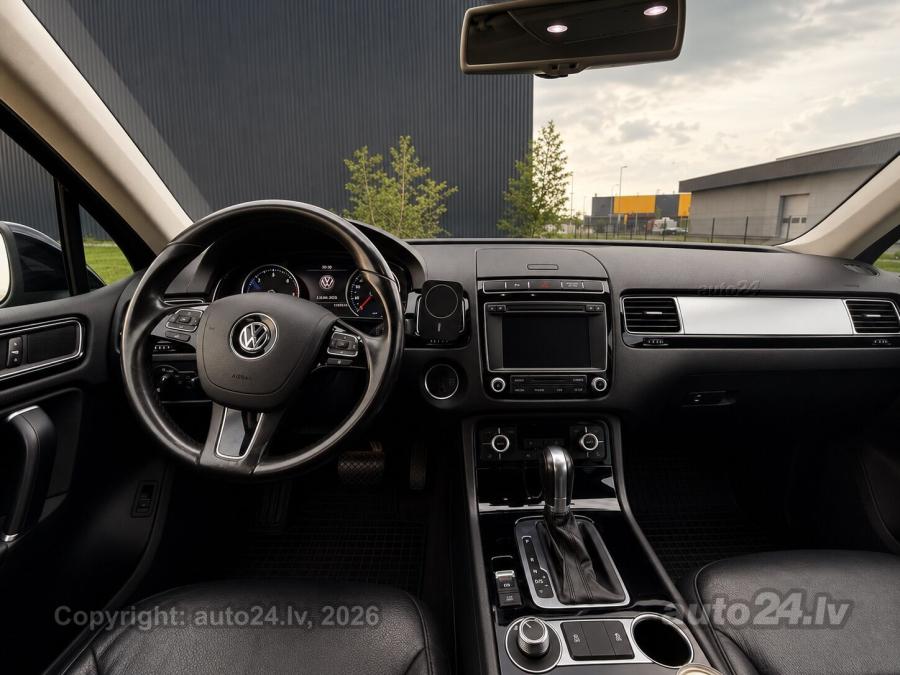 Black Volkswagen Touareg 2015 in Tallinn, with an engine capacity of 3.00 L and mileage of 295 thousand km for 13500 €, photo 6 on AUTOMOTO.COM.LV