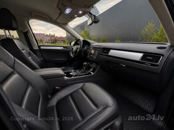 Black Volkswagen Touareg 2015 in Tallinn, with an engine capacity of 3.00 L and mileage of 295 thousand km for 13500 €, photo 6 on AUTOMOTO.COM.LV