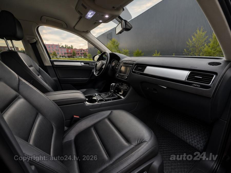 Black Volkswagen Touareg 2015 in Tallinn, with an engine capacity of 3.00 L and mileage of 295 thousand km for 13500 €, photo 7 on AUTOMOTO.COM.LV