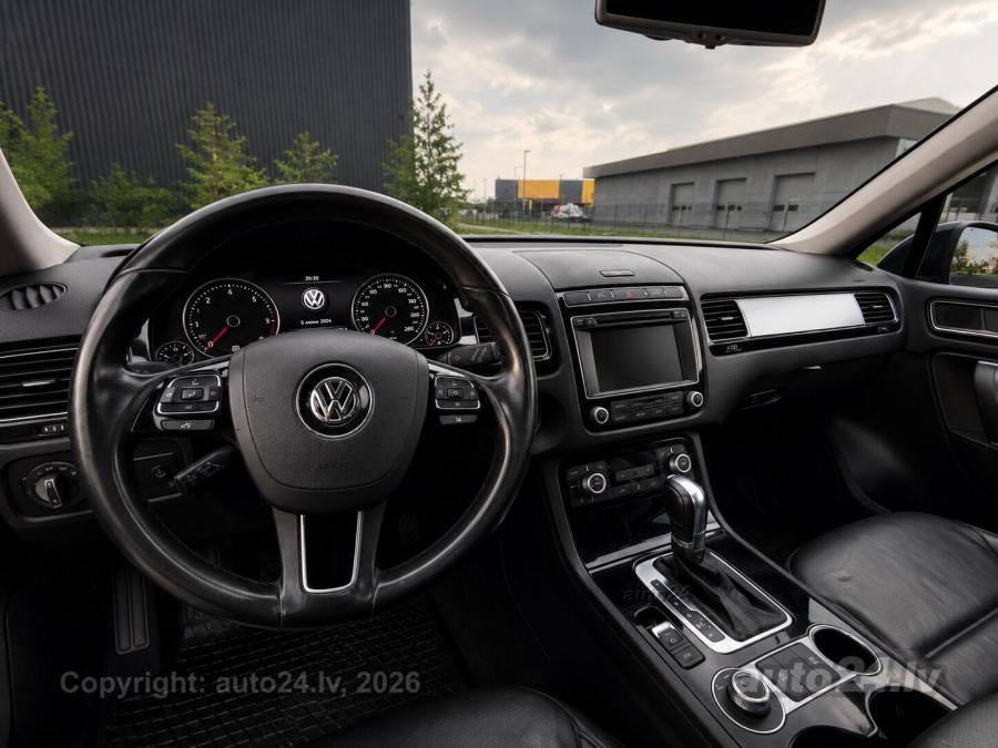 Black Volkswagen Touareg 2015 in Tallinn, with an engine capacity of 3.00 L and mileage of 295 thousand km for 13500 €, photo 9 on AUTOMOTO.COM.LV