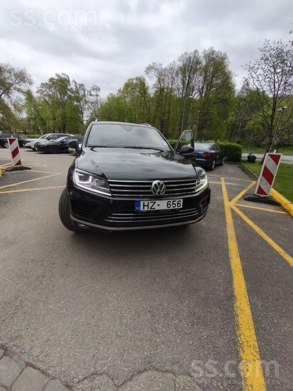 Black Volkswagen Touareg 2015 in Riga, with an engine capacity of 3.00 L and mileage of 128 thousand km for 19300 €, photo 1 on AUTOMOTO.COM.LV