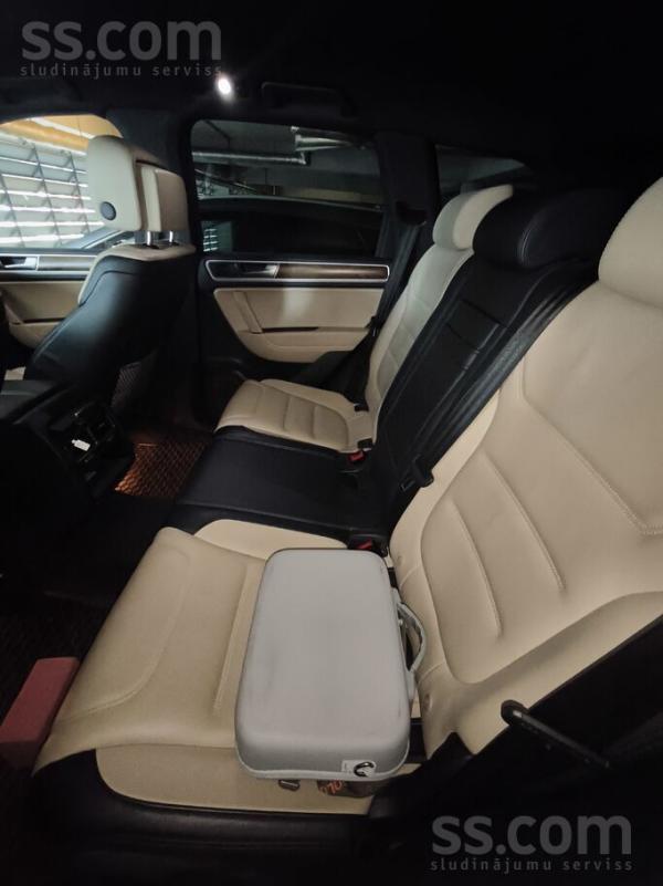 Black Volkswagen Touareg 2015 in Riga, with an engine capacity of 3.00 L and mileage of 128 thousand km for 19300 €, photo 4 on AUTOMOTO.COM.LV
