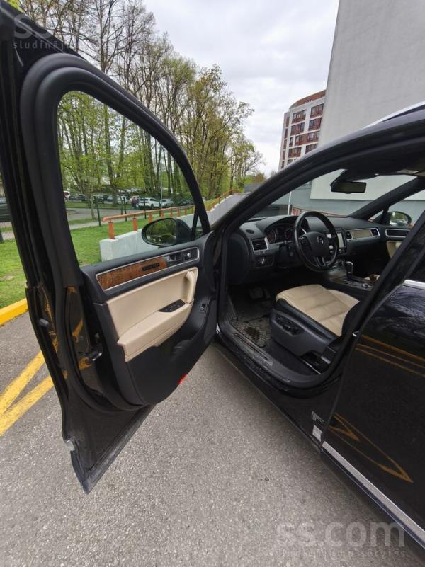 Black Volkswagen Touareg 2015 in Riga, with an engine capacity of 3.00 L and mileage of 128 thousand km for 19300 €, photo 6 on AUTOMOTO.COM.LV