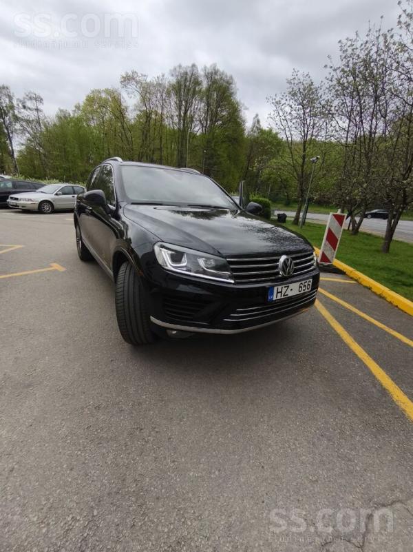 Black Volkswagen Touareg 2015 in Riga, with an engine capacity of 3.00 L and mileage of 128 thousand km for 19300 €, photo 7 on AUTOMOTO.COM.LV