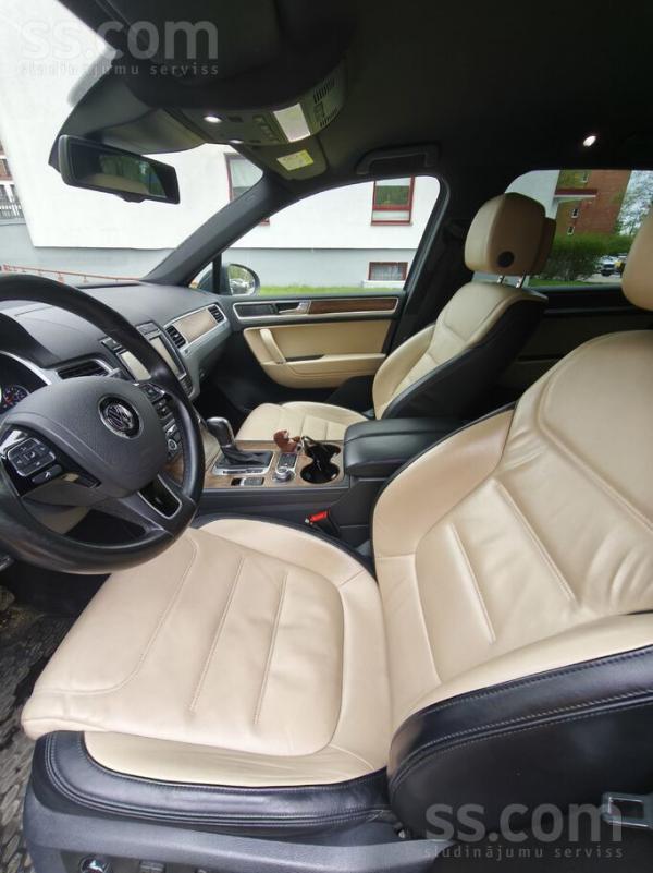 Black Volkswagen Touareg 2015 in Riga, with an engine capacity of 3.00 L and mileage of 128 thousand km for 19300 €, photo 8 on AUTOMOTO.COM.LV