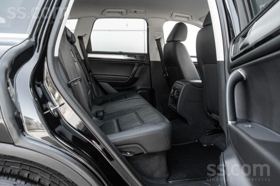Black Volkswagen Touareg 2015 in Riga, with an engine capacity of 3.00 L and mileage of 0 thousand km for 13990 €, photo 13 on AUTOMOTO.COM.LV