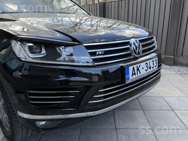 Black Volkswagen Touareg 2015 in Jurmala, with an engine capacity of 3.00 L and mileage of 249 thousand km for 15996 €, photo 5 on AUTOMOTO.COM.LV