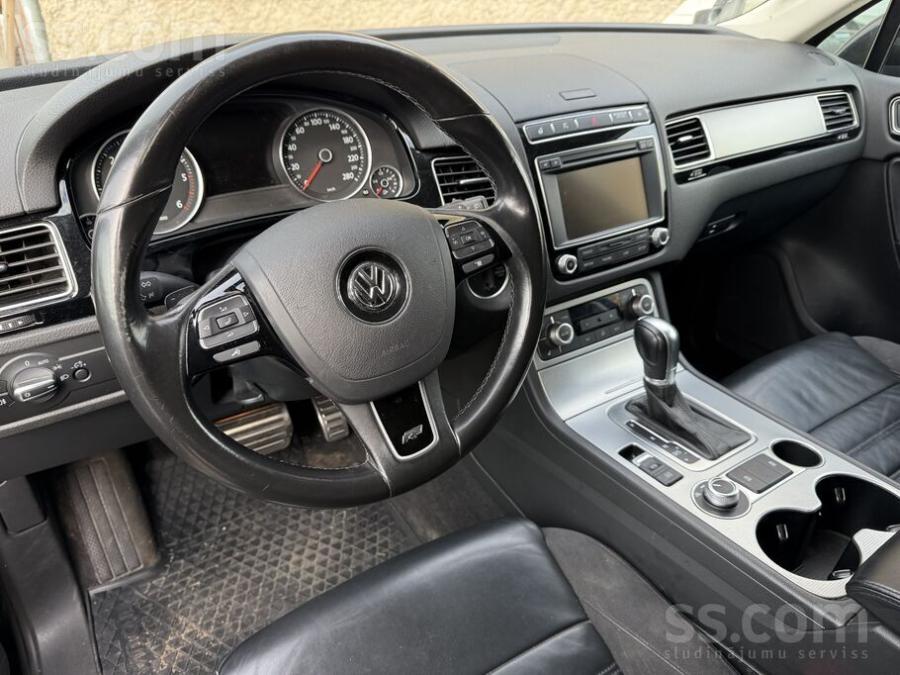 Melns Volkswagen Touareg 2015 Rīga, ar dzinēja tilpumu 3.00 L un nobraukumu 218 tūkst. km par 15990 €, foto 1 vietnē AUTOMOTO.COM.LV