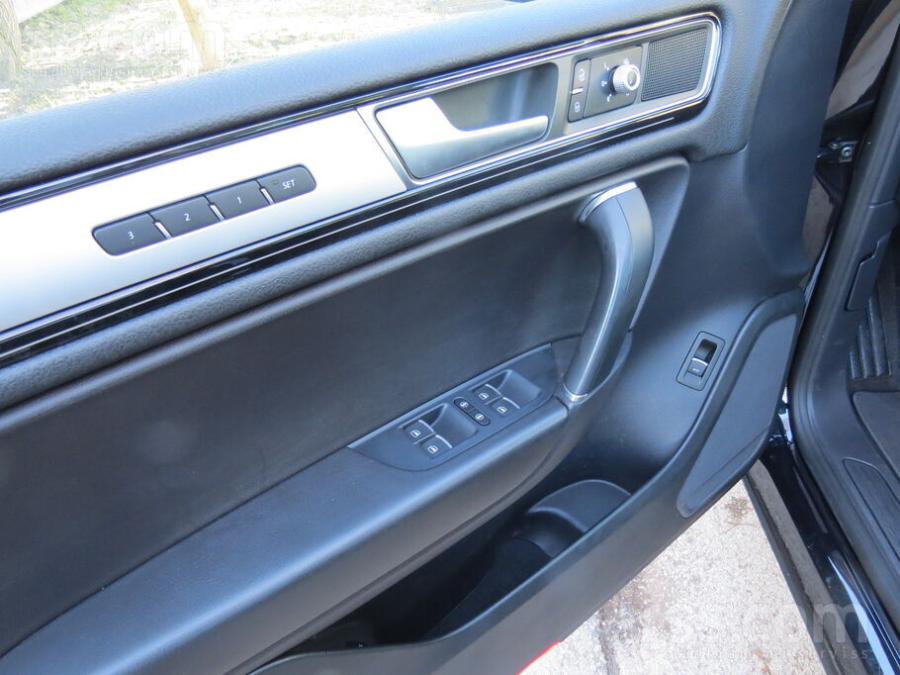 Melns Volkswagen Touareg 2015 Rīga, ar dzinēja tilpumu 3.00 L un nobraukumu 190 tūkst. km par 15750 €, foto 21 vietnē AUTOMOTO.COM.LV