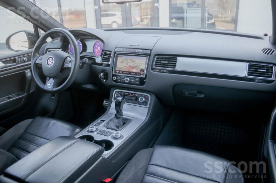 Melns Volkswagen Touareg 2015 Tukums, ar dzinēja tilpumu 3.00 L un nobraukumu 249 tūkst. km par 15996 €, foto 18 vietnē AUTOMOTO.COM.LV