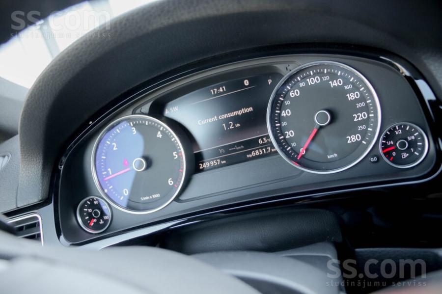 Melns Volkswagen Touareg 2015 Tukums, ar dzinēja tilpumu 3.00 L un nobraukumu 249 tūkst. km par 15996 €, foto 24 vietnē AUTOMOTO.COM.LV