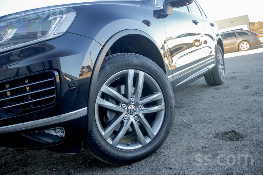 Melns Volkswagen Touareg 2015 Tukums, ar dzinēja tilpumu 3.00 L un nobraukumu 249 tūkst. km par 15996 €, foto 31 vietnē AUTOMOTO.COM.LV