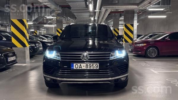 Black Volkswagen Touareg 2015 in Jurmala, with an engine capacity of 3.00 L and mileage of 318 thousand km for 13500 €, photo 9 on AUTOMOTO.COM.LV