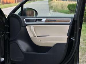 Melns Volkswagen Touareg 2015 Viļņa, ar dzinēja tilpumu 2.97 L un nobraukumu 190 tūkst. km par 18250 €, foto 22 vietnē AUTOMOTO.COM.LV