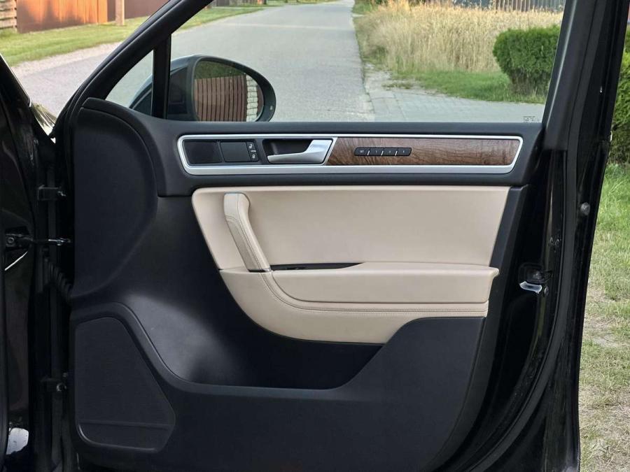 Melns Volkswagen Touareg 2015 Viļņa, ar dzinēja tilpumu 2.97 L un nobraukumu 190 tūkst. km par 18250 €, foto 22 vietnē AUTOMOTO.COM.LV
