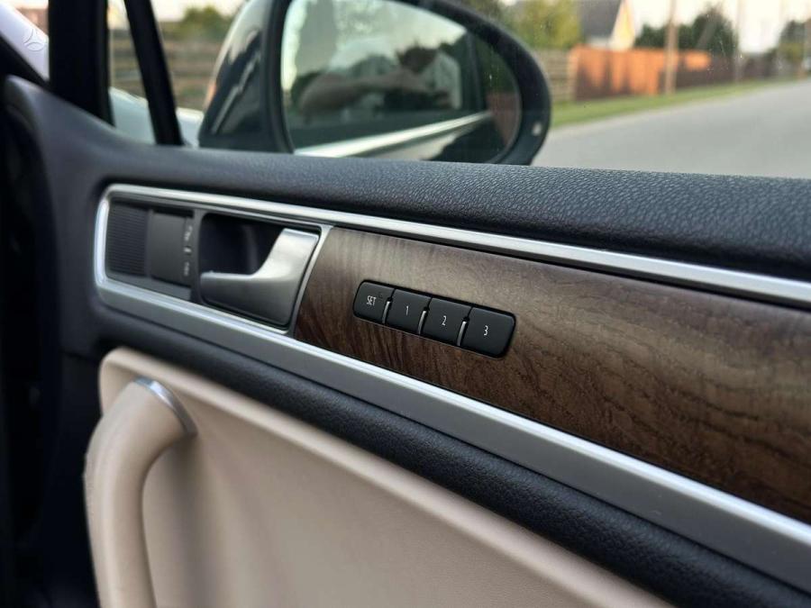 Melns Volkswagen Touareg 2015 Viļņa, ar dzinēja tilpumu 2.97 L un nobraukumu 190 tūkst. km par 18250 €, foto 23 vietnē AUTOMOTO.COM.LV