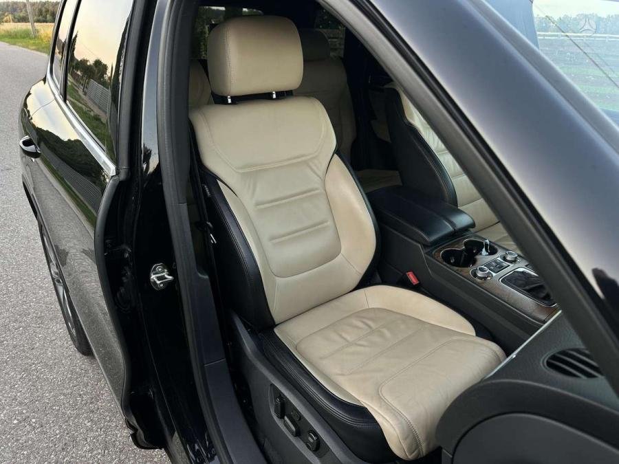 Melns Volkswagen Touareg 2015 Viļņa, ar dzinēja tilpumu 2.97 L un nobraukumu 190 tūkst. km par 18250 €, foto 25 vietnē AUTOMOTO.COM.LV