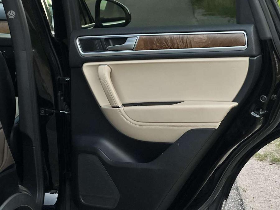 Melns Volkswagen Touareg 2015 Viļņa, ar dzinēja tilpumu 2.97 L un nobraukumu 190 tūkst. km par 18250 €, foto 27 vietnē AUTOMOTO.COM.LV