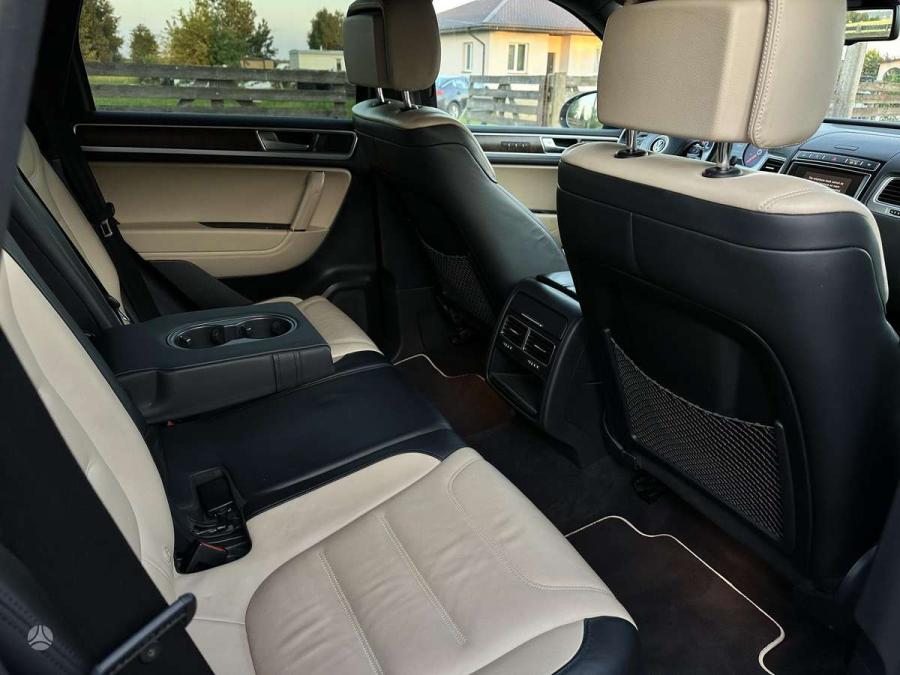 Melns Volkswagen Touareg 2015 Viļņa, ar dzinēja tilpumu 2.97 L un nobraukumu 190 tūkst. km par 18250 €, foto 28 vietnē AUTOMOTO.COM.LV