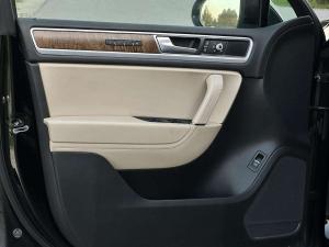 Melns Volkswagen Touareg 2015 Viļņa, ar dzinēja tilpumu 2.97 L un nobraukumu 190 tūkst. km par 18250 €, foto 29 vietnē AUTOMOTO.COM.LV