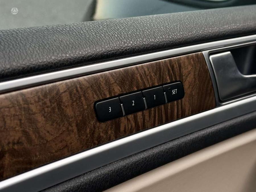 Melns Volkswagen Touareg 2015 Viļņa, ar dzinēja tilpumu 2.97 L un nobraukumu 190 tūkst. km par 18250 €, foto 30 vietnē AUTOMOTO.COM.LV