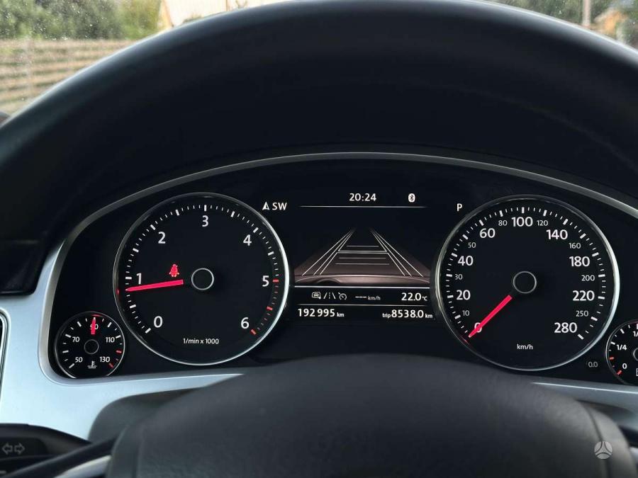 Melns Volkswagen Touareg 2015 Viļņa, ar dzinēja tilpumu 2.97 L un nobraukumu 190 tūkst. km par 18250 €, foto 40 vietnē AUTOMOTO.COM.LV
