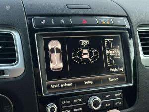 Melns Volkswagen Touareg 2015 Viļņa, ar dzinēja tilpumu 2.97 L un nobraukumu 190 tūkst. km par 18250 €, foto 51 vietnē AUTOMOTO.COM.LV