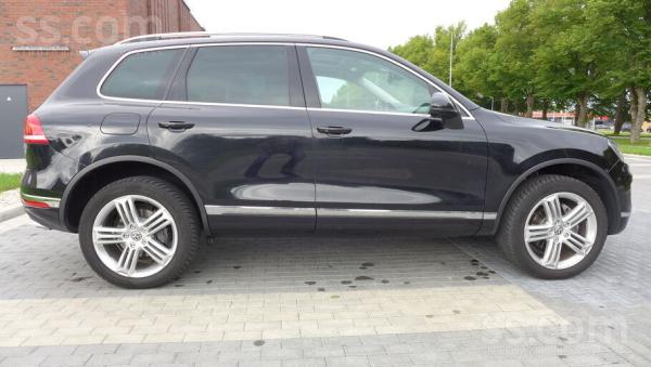 Black Volkswagen Touareg 2015 in Kuldiga, with an engine capacity of 3.00 L and mileage of 315 thousand km for 13900 €, photo 1 on AUTOMOTO.COM.LV