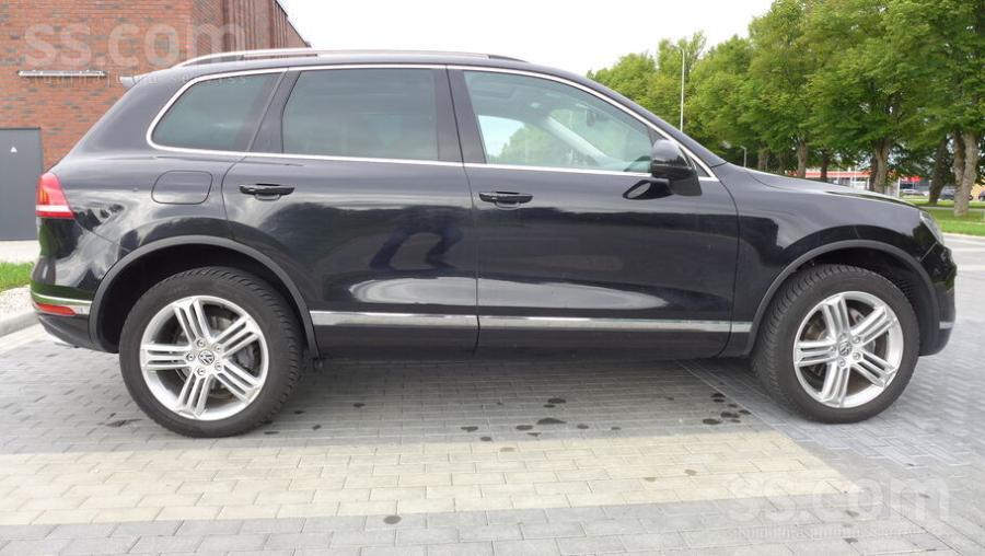 Black Volkswagen Touareg 2015 in Kuldiga, with an engine capacity of 3.00 L and mileage of 315 thousand km for 13900 €, photo 1 on AUTOMOTO.COM.LV