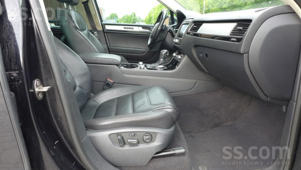 Black Volkswagen Touareg 2015 in Kuldiga, with an engine capacity of 3.00 L and mileage of 315 thousand km for 13900 €, photo 9 on AUTOMOTO.COM.LV