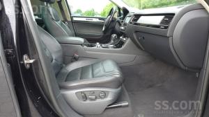 Black Volkswagen Touareg 2015 in Kuldiga, with an engine capacity of 3.00 L and mileage of 315 thousand km for 13900 €, photo 10 on AUTOMOTO.COM.LV