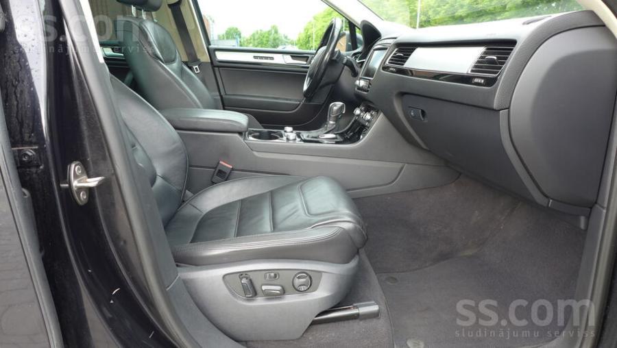 Black Volkswagen Touareg 2015 in Kuldiga, with an engine capacity of 3.00 L and mileage of 315 thousand km for 13900 €, photo 10 on AUTOMOTO.COM.LV