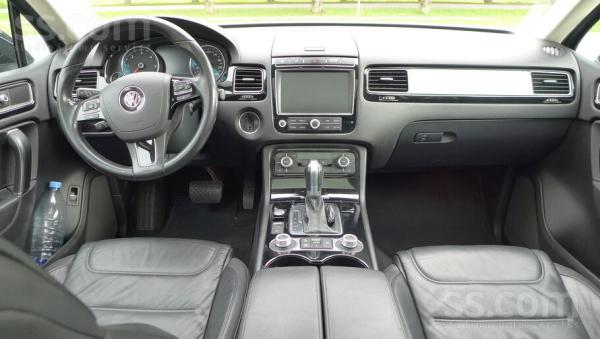 Black Volkswagen Touareg 2015 in Kuldiga, with an engine capacity of 3.00 L and mileage of 315 thousand km for 13900 €, photo 10 on AUTOMOTO.COM.LV