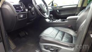 Black Volkswagen Touareg 2015 in Kuldiga, with an engine capacity of 3.00 L and mileage of 315 thousand km for 13900 €, photo 12 on AUTOMOTO.COM.LV