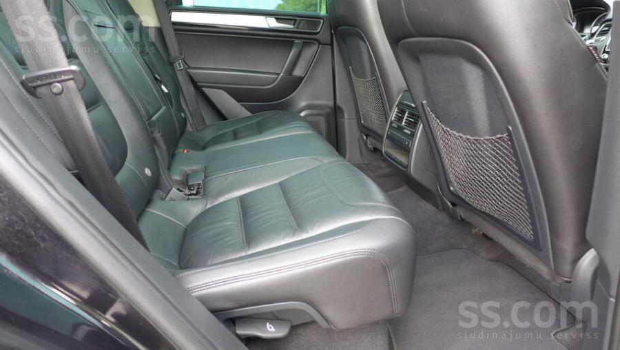 Black Volkswagen Touareg 2015 in Kuldiga, with an engine capacity of 3.00 L and mileage of 315 thousand km for 13900 €, photo 13 on AUTOMOTO.COM.LV