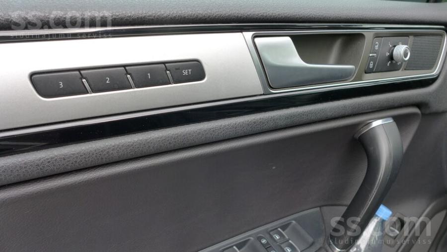 Black Volkswagen Touareg 2015 in Kuldiga, with an engine capacity of 3.00 L and mileage of 315 thousand km for 13900 €, photo 18 on AUTOMOTO.COM.LV
