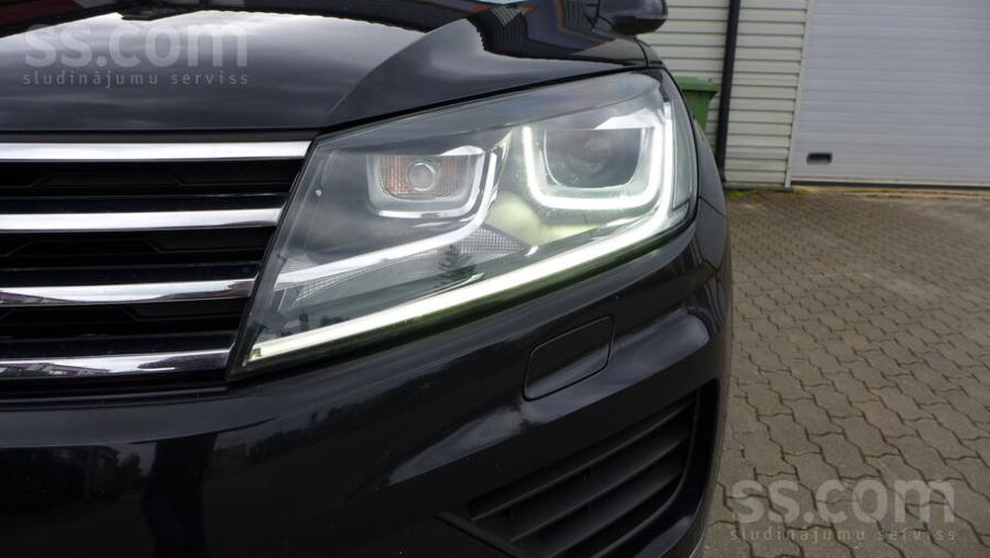 Black Volkswagen Touareg 2015 in Kuldiga, with an engine capacity of 3.00 L and mileage of 315 thousand km for 13900 €, photo 22 on AUTOMOTO.COM.LV