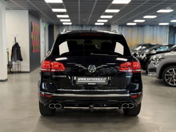 Black Volkswagen Touareg 2015 in Klaipeda, with an engine capacity of 4.13 L and mileage of 311 thousand km for 17950 €, photo 5 on AUTOMOTO.COM.LV