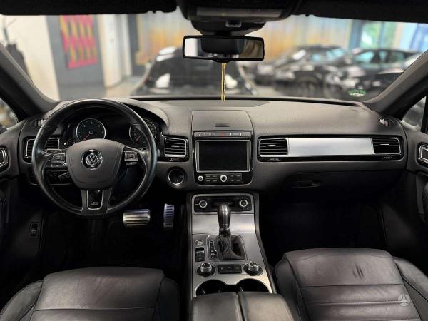 Black Volkswagen Touareg 2015 in Klaipeda, with an engine capacity of 4.13 L and mileage of 311 thousand km for 17950 €, photo 6 on AUTOMOTO.COM.LV